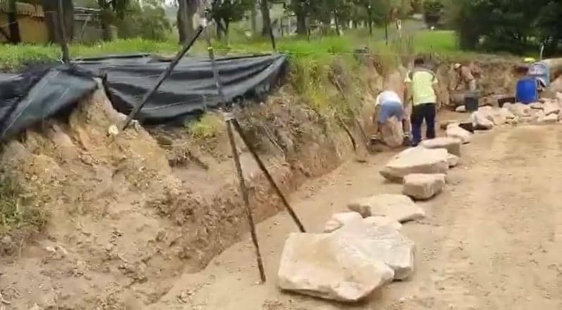 Landscape Design | Rock Retaining Wall Build - Part 1 - Landscaping ...